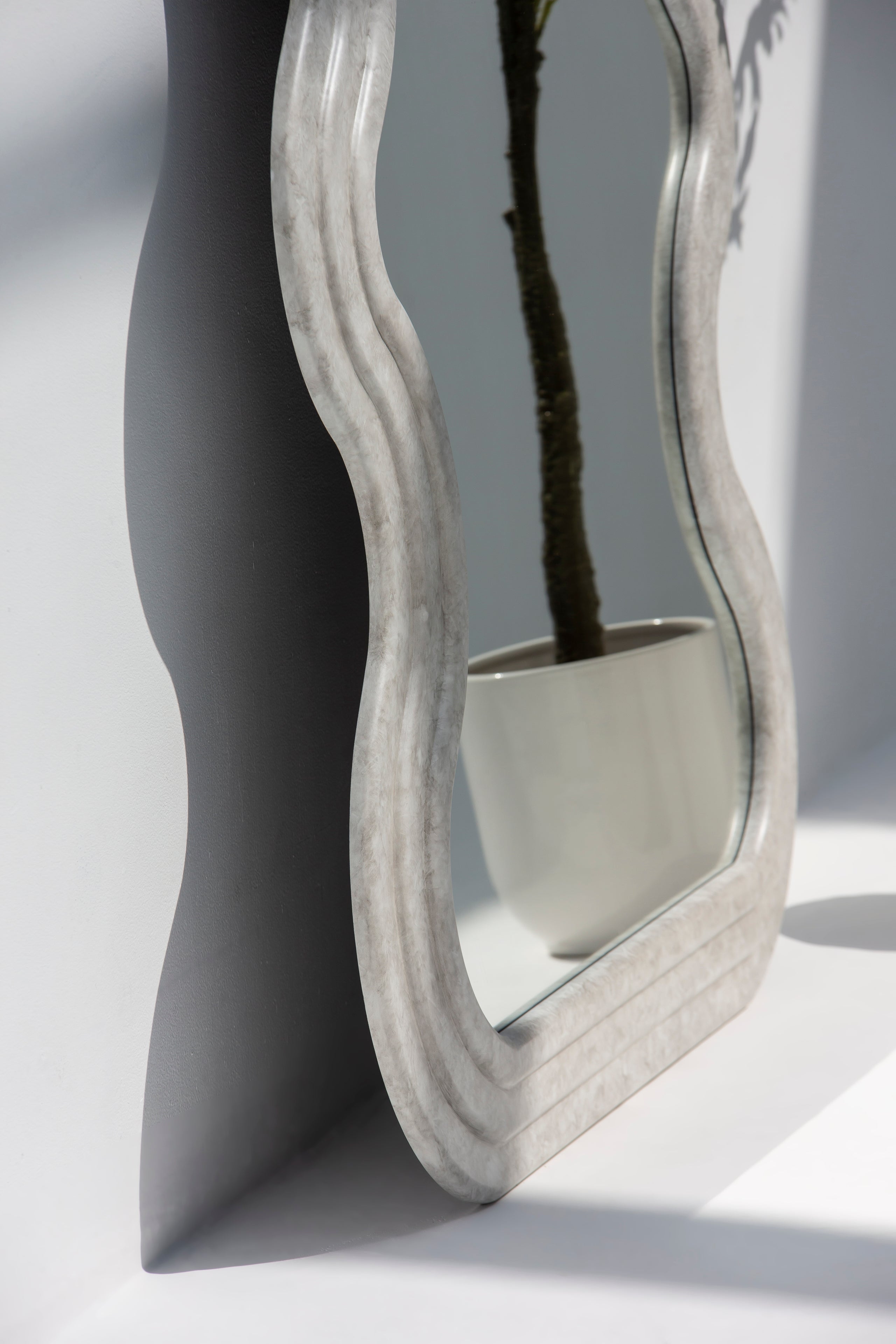 Winora Wavy Wooden Frame Wall Mirror — Organic Curved Design – Homekode